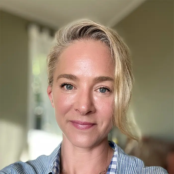 Elise headshot photo – CRITICA